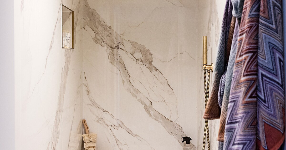 De marmeren badkamer straalt luxe en elegantie uit | vtwonen