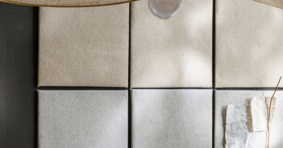 DIY: zachte kunst aan de muur met vilten tegels