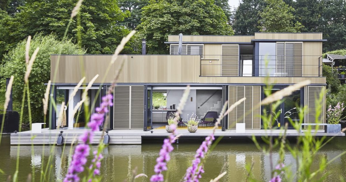 Op deze woonboot versmelt interieur met natuur | vtwonen
