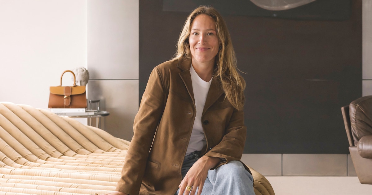 Binnenkijken in het seventies penthouse van Laura Praet