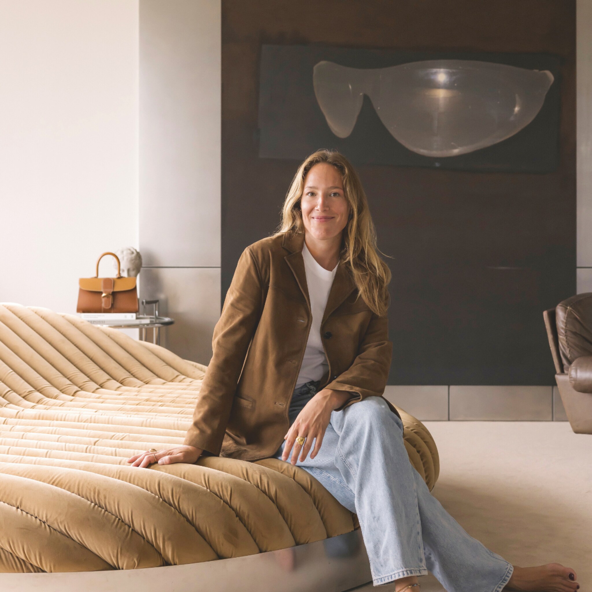 Binnenkijken in een witte loft met compleet nieuw interieur | vtwonen