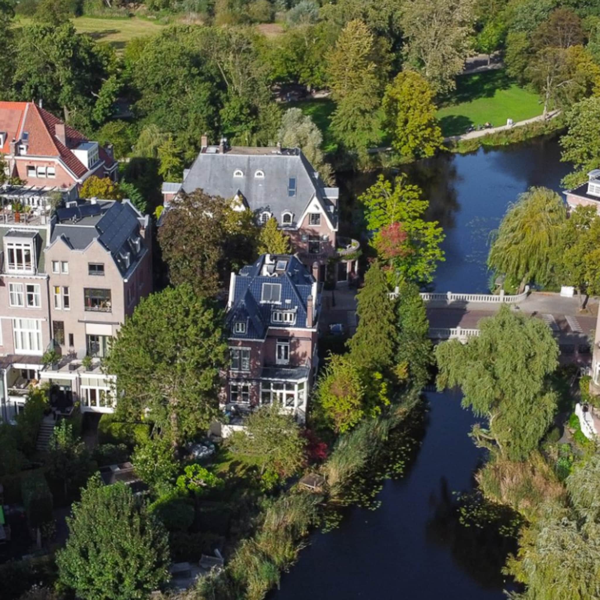Binnenkijken in een witte loft met compleet nieuw interieur | vtwonen